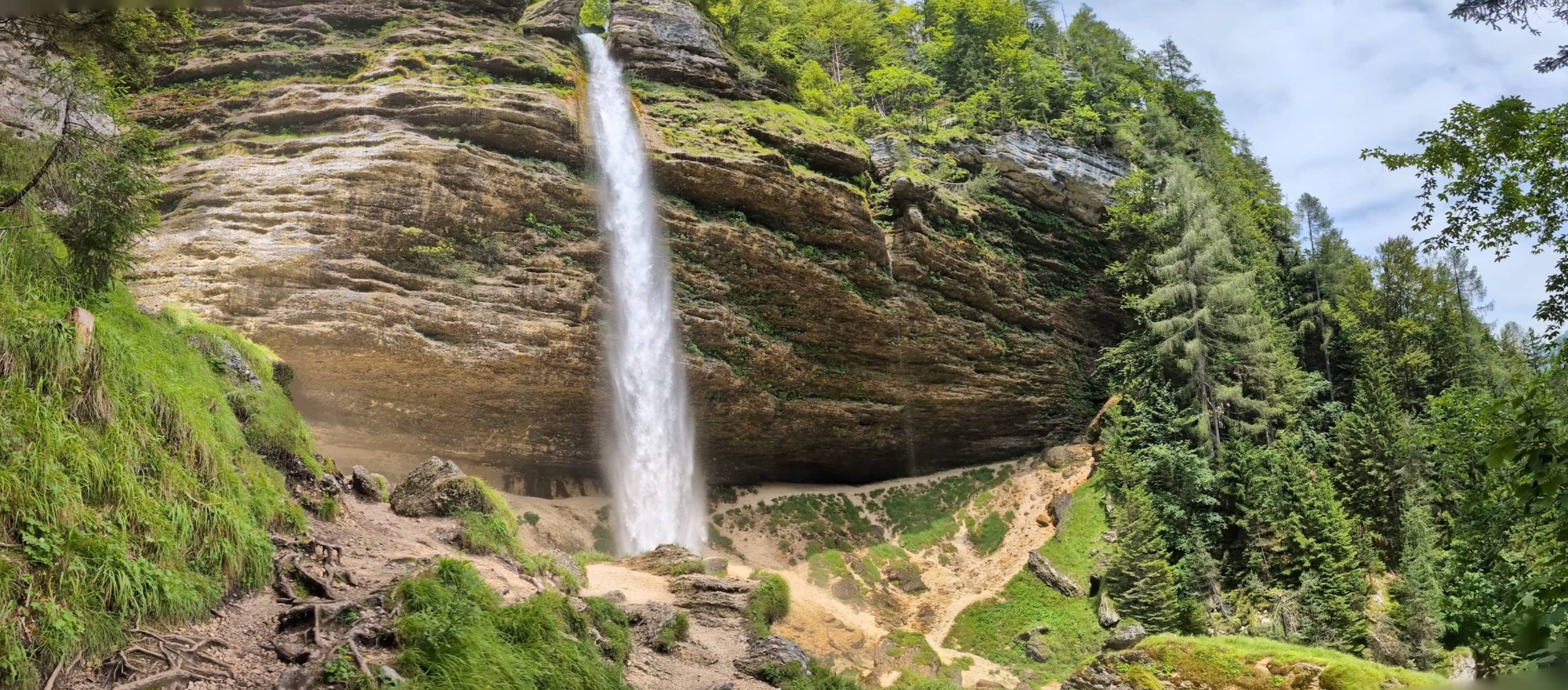 Peričnik Waterfall » Walk behind waterfall - Go Slovenia